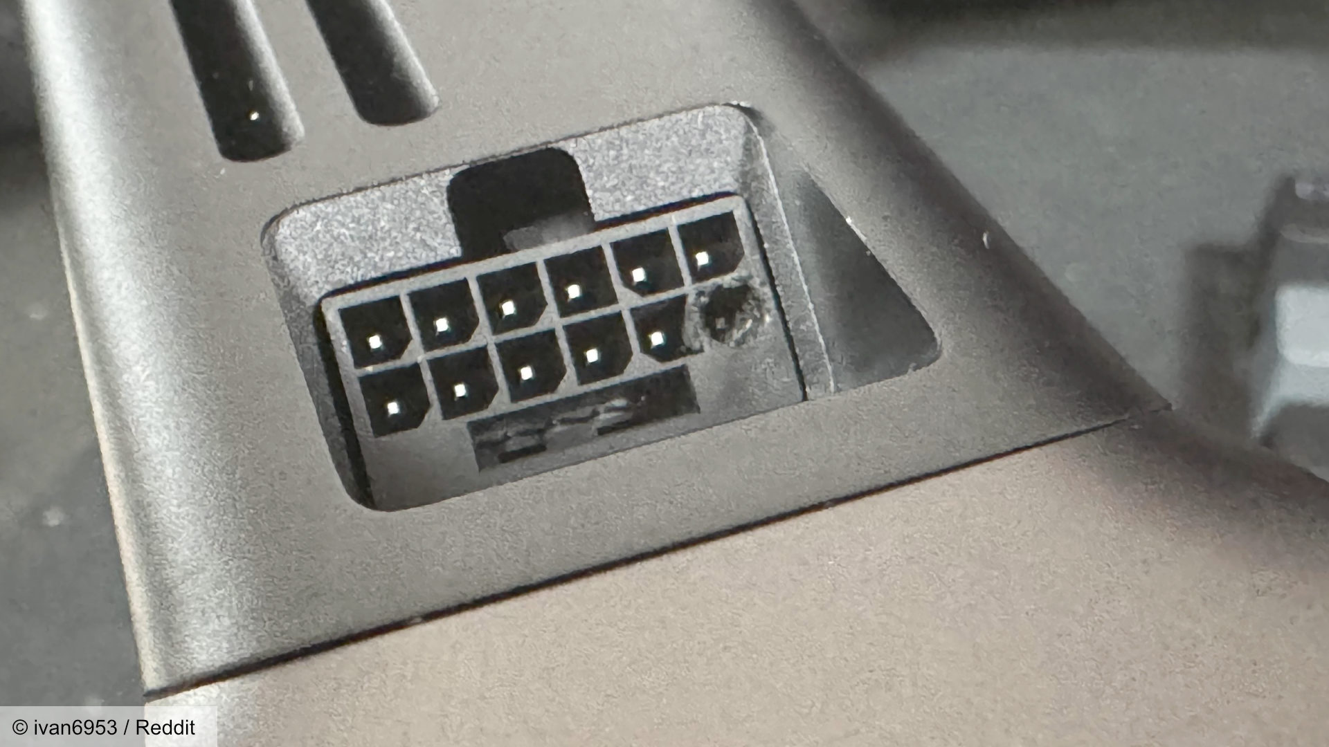 استفاده از کابل‌های متفرقه باعث ذوب کانکتور برق RTX 5090 شدند - زومجی